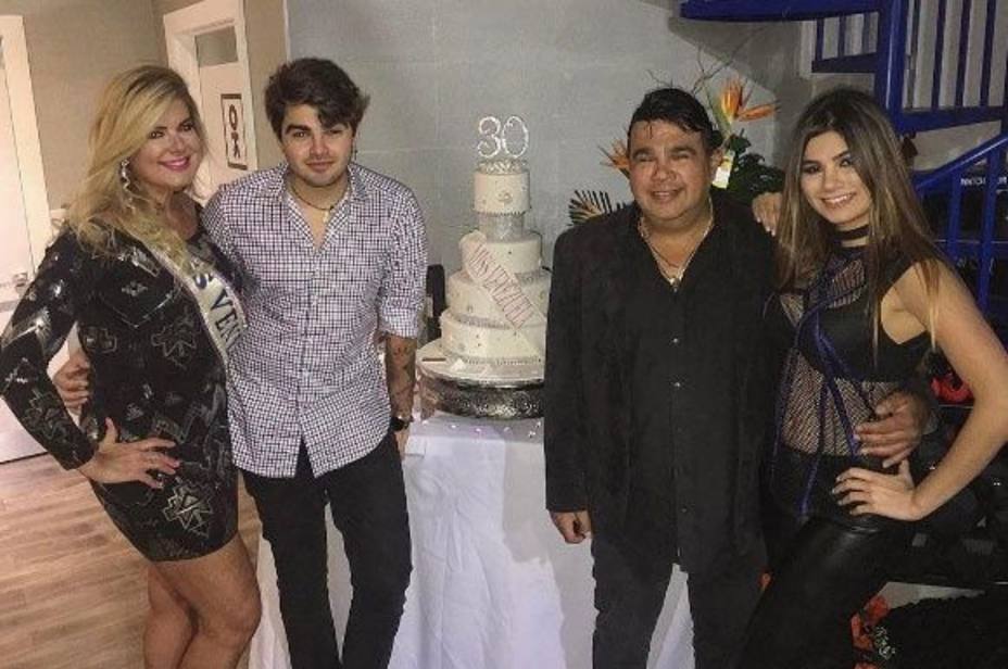 54 años y sigue reluciente: Así posó en bikini la Miss Venezuela 1987 ...